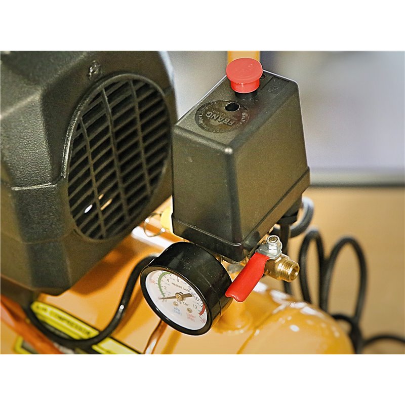 Small, 10l air compressor Aflatek Air10 with 8 bar maximum pressure.