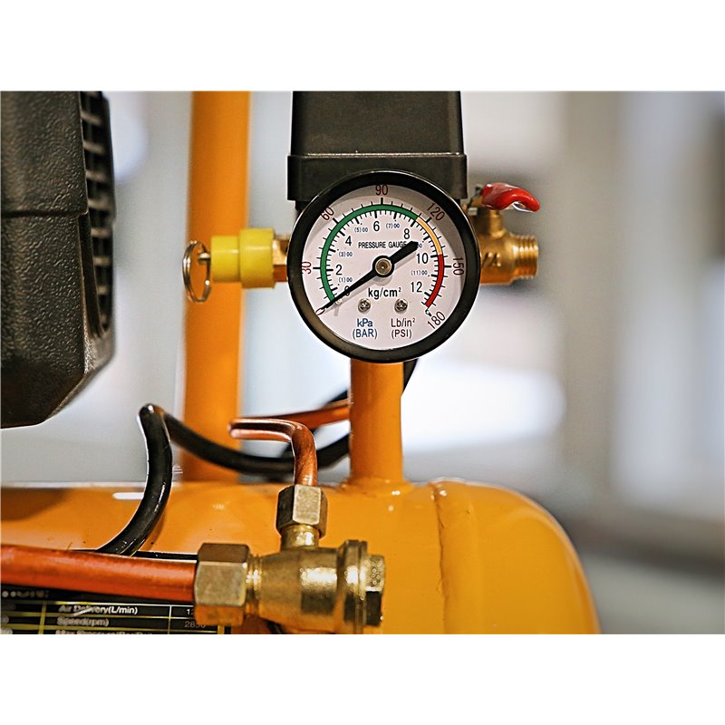 Small, 10l air compressor Aflatek Air10 with 8 bar maximum pressure.